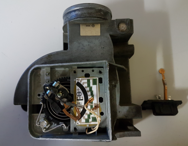 Datei:04 Stecker ausgebaut.PNG – Audi-80-Wiki